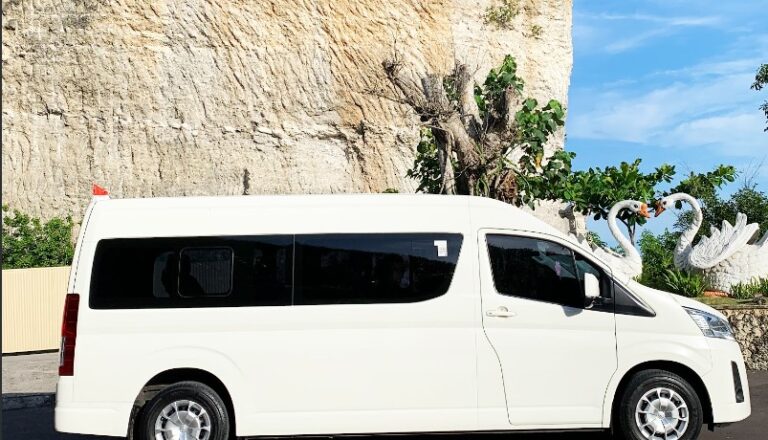 Tempat Duduk Mobil Hiace Yang Luas Cocok Untuk Liburan Keluarga | Blog ...