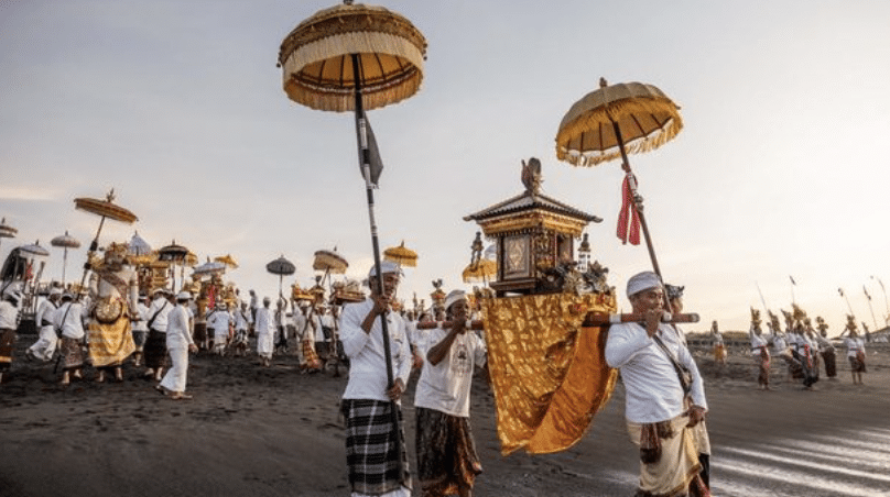 Upacara Melasti Adalah Ritual Penting Menyambut Hari Raya Nyepi di Bali ...